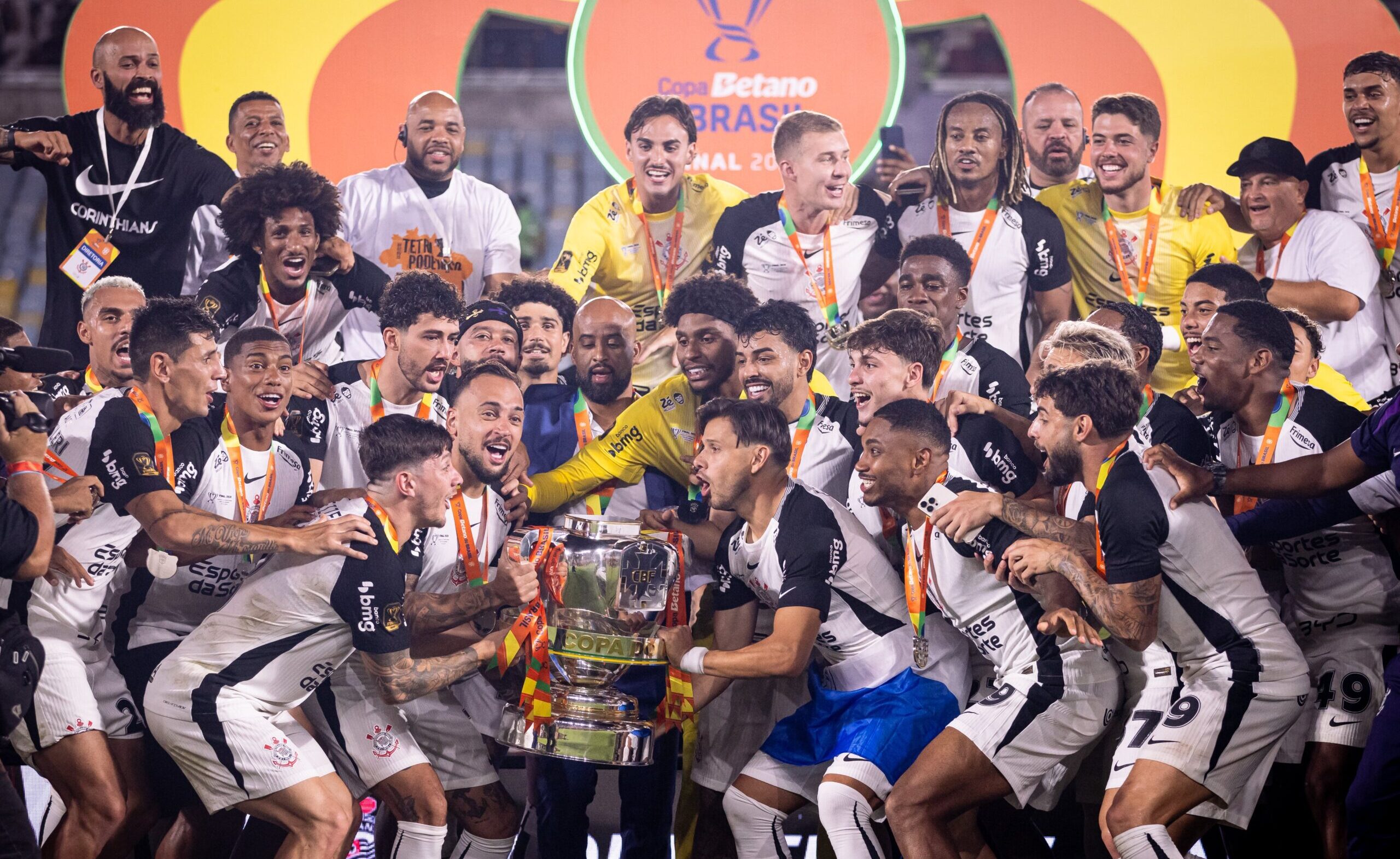 Corinthians cola no Flamengo no ranking da CBF e ultrapassa rival